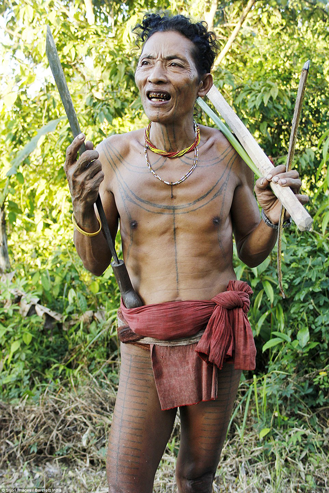 Khabar Sangalo : डरलाग्दा आदिवासी, जसले तरबारले दाँत तिर्खाछन्, घरमा मान्छेका खप्पर झुण्डाउँछन्