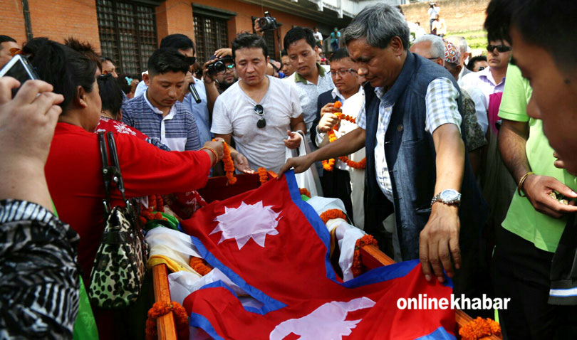 गायक गुरुङको पार्थिव शरीरमा सञ्चारमन्त्रीले ओढाए राष्ट्रिय झण्डा ...