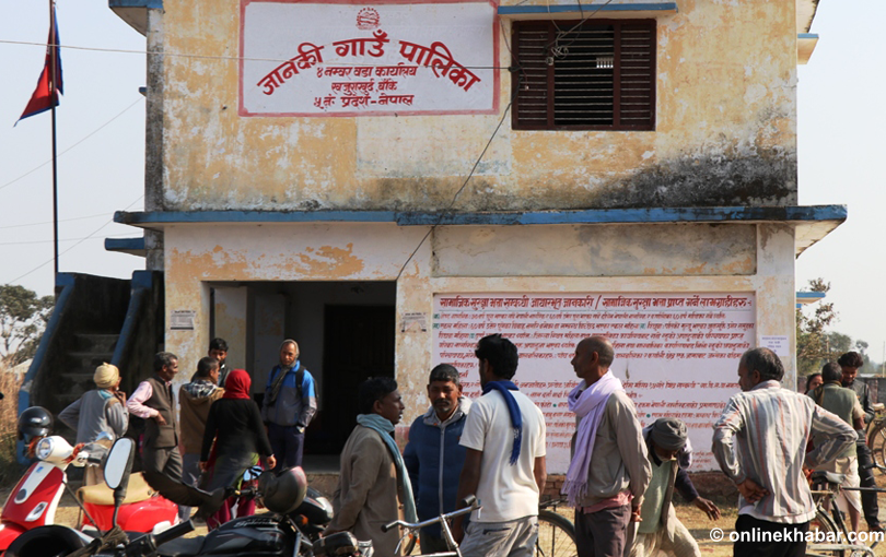 छोरीको बिहे गर्न अनुदान माग्दै गाउँपालिका घेराउ – Online Khabar