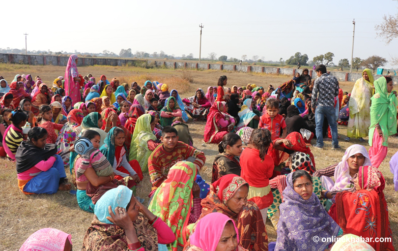 छोरीको बिहे गर्न अनुदान माग्दै गाउँपालिका घेराउ – Online Khabar