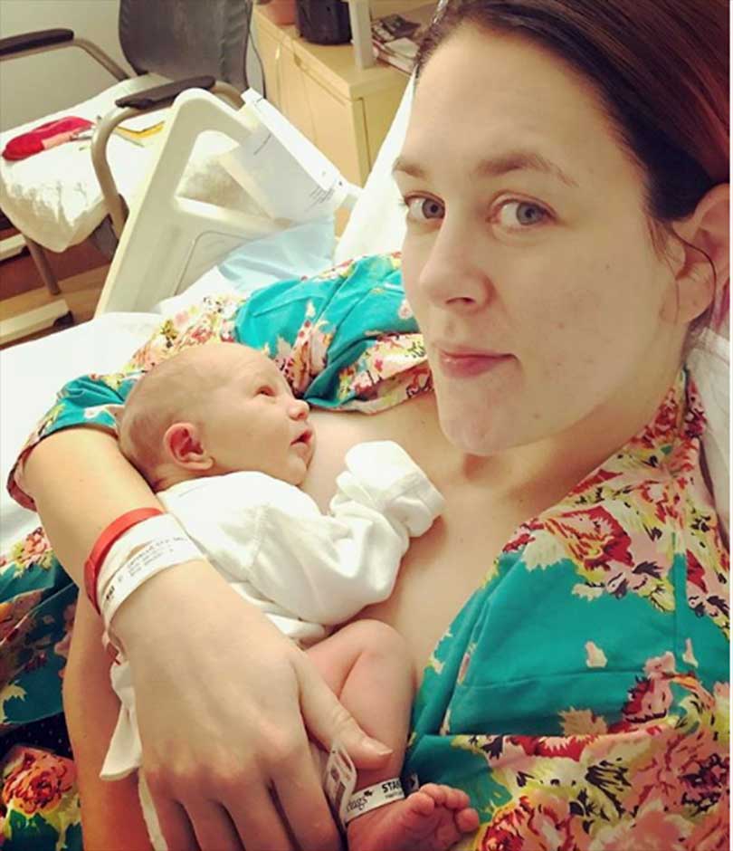 रेडियोमा प्रत्यक्ष प्रसारण गर्दागर्दै जन्मियो बच्चा, स्रोताले राखिदिए ...