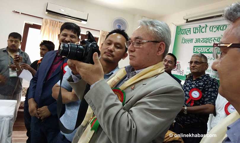 पत्रकारलाई गृहमन्त्रीको अपिल– काम नगर्ने ठेकेदारको नाम र फोटो छाप्नुस् ...