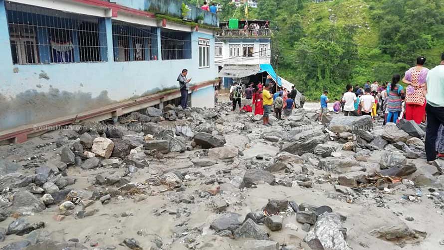 बाह्रबिसे बजार बगरमा परिणत, साँधीखोला माथिको पुल पूरै बग्यो – Online Khabar