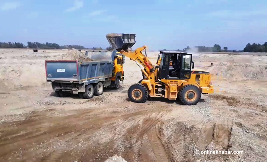 झापामा स्थानीय तहको मिलेमतोमा खोलामा अवैध उत्खनन् – Online Khabar