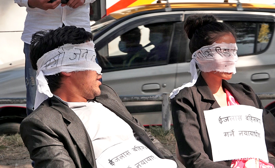 न्यायाधीशहरुले इजलास बहिष्कार गरेको विरोधमा सडक नाटक – Online Khabar