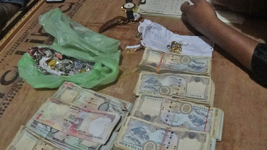 कैलालीमा स्रोत नखुलेको साढे ८ लाख रुपैयाँसहित ३ जना पक्राउ – Online Khabar