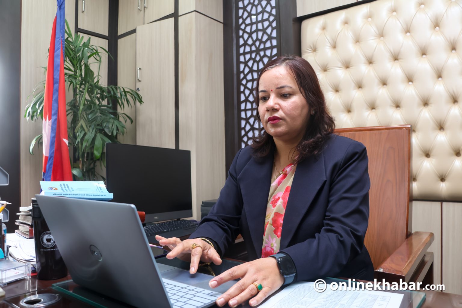 चुनौतीसँग खेल्ने कान्छी सचिव – Online Khabar