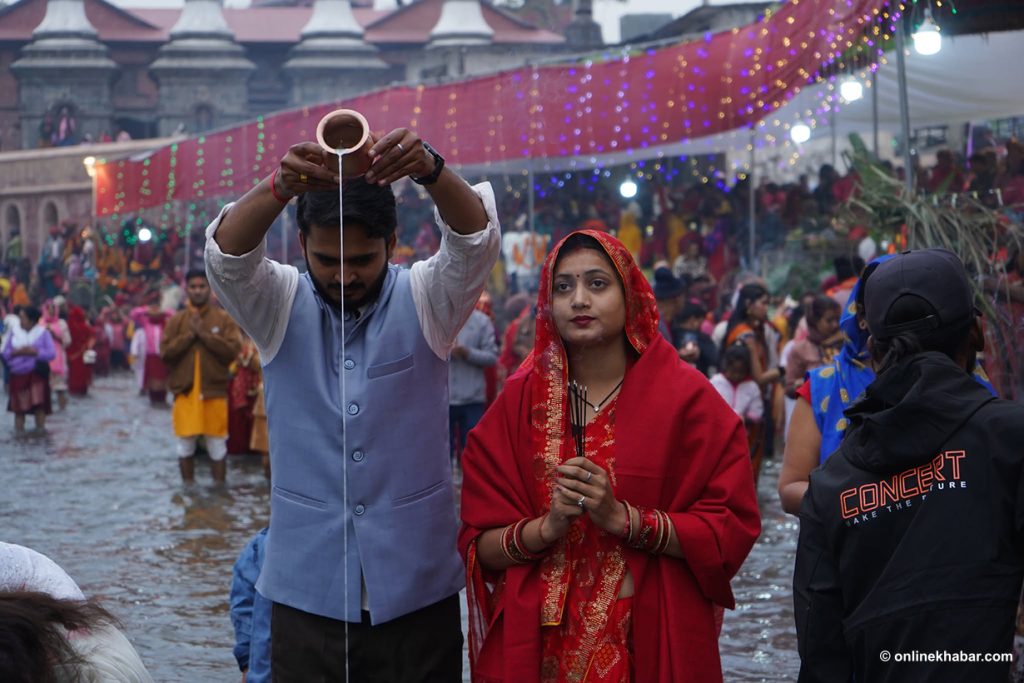 गौरीघाटमा उदाउँदो सूर्यलाई अर्घ्य दिएर यसरी बिदा गरियो छठ (तस्वीरहरू ...